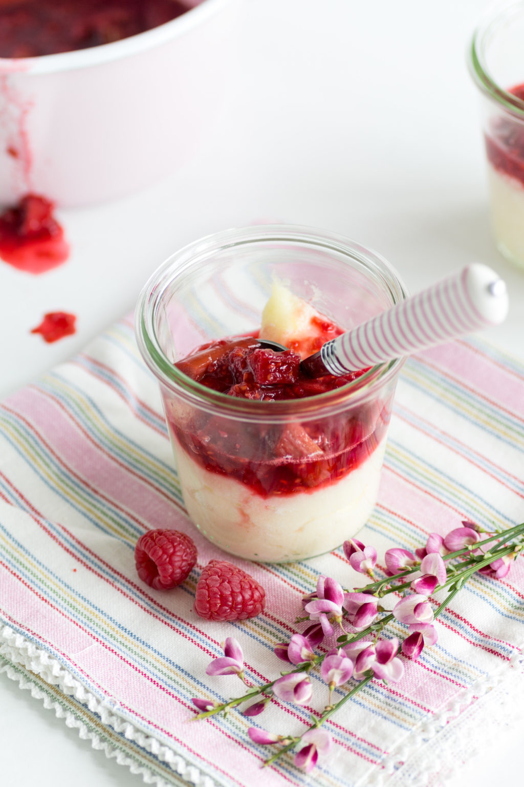 Glück zum Löffeln - Grießpudding mit Rhabarber-Himbeer-Kompott • House ...