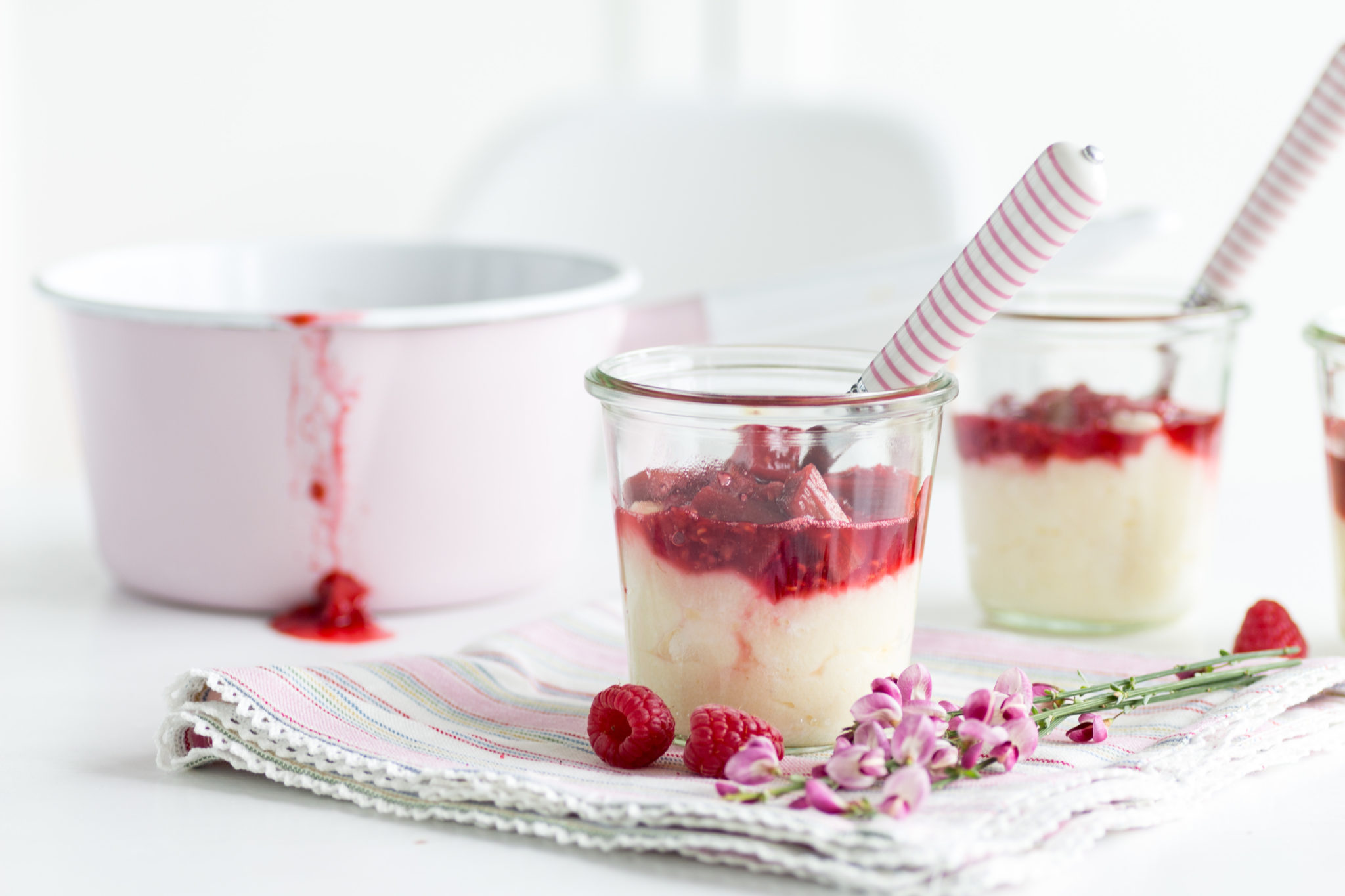 Glück zum Löffeln - Grießpudding mit Rhabarber-Himbeer-Kompott • House ...
